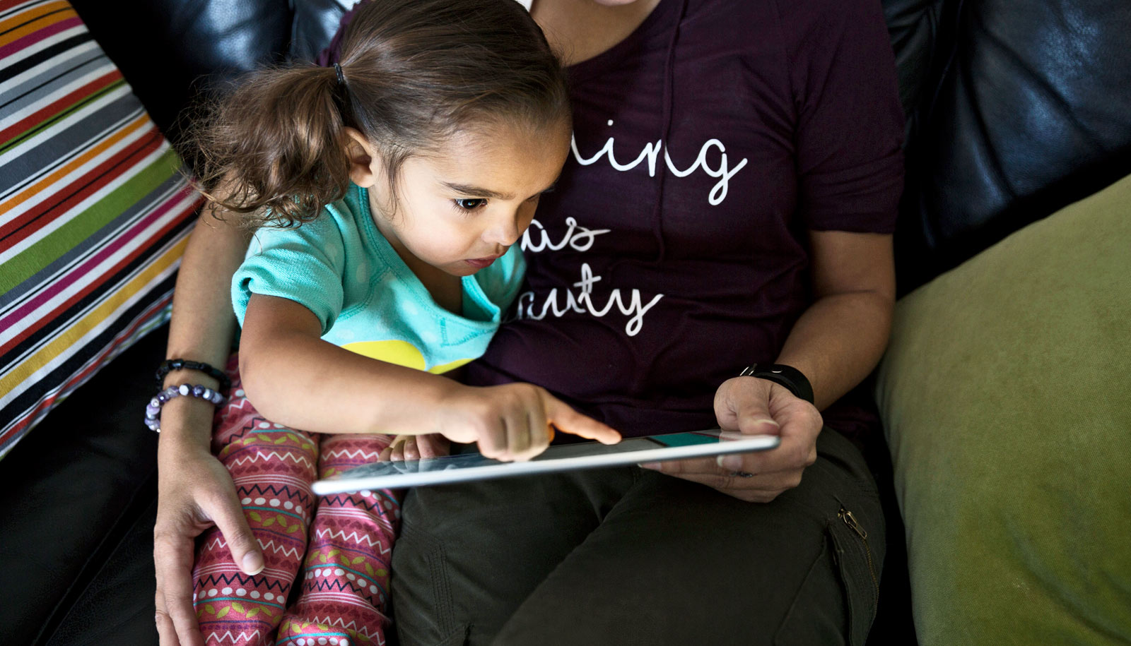 Tablets and texts nudge parents to read to kids - Futurity