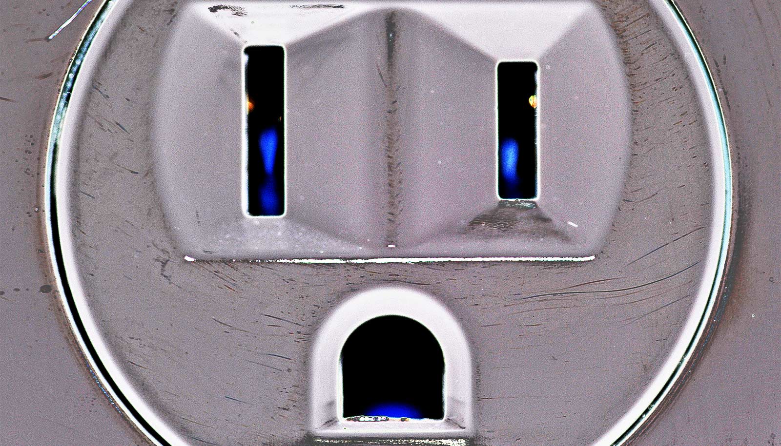 Charging room delivers power without plugs and wires - Futurity