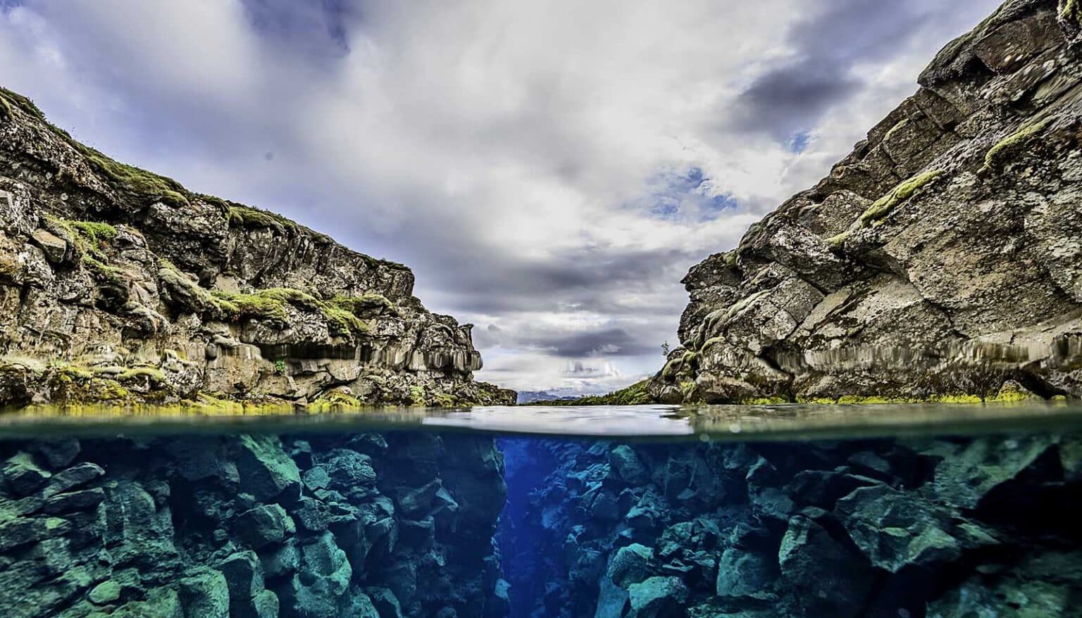 Split level view of the Silfra Crack or Fissure in Thingvellir National ...
